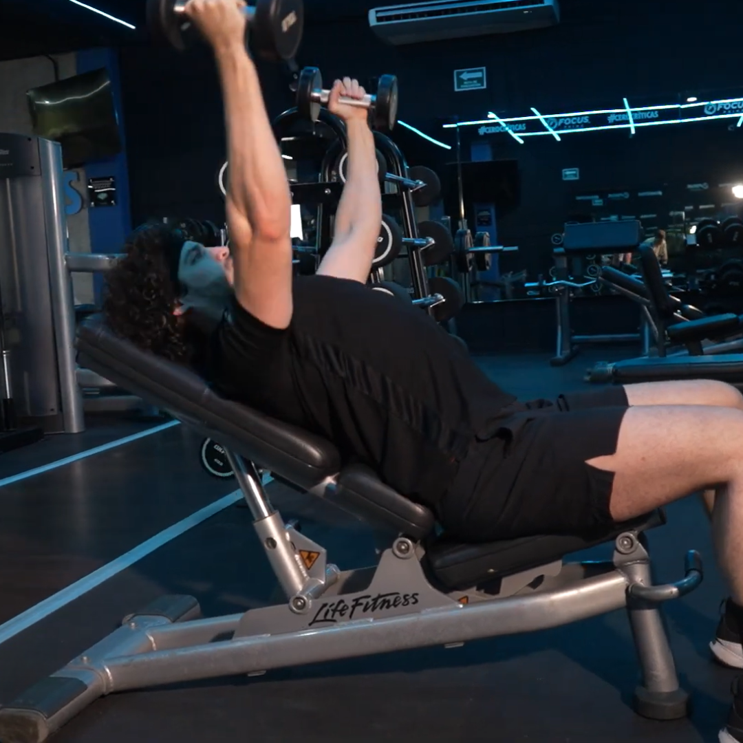 Aperturas con mancuernas en banco inclinado | Focus Centro de Entrenamiento