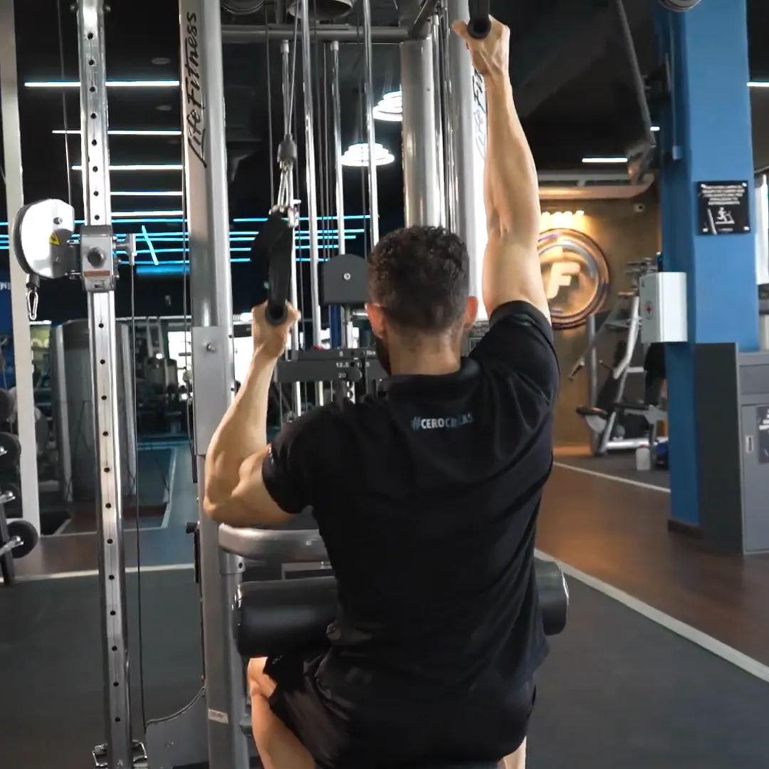 Jalón al pecho alternando brazos | Focus Centro de Entrenamiento